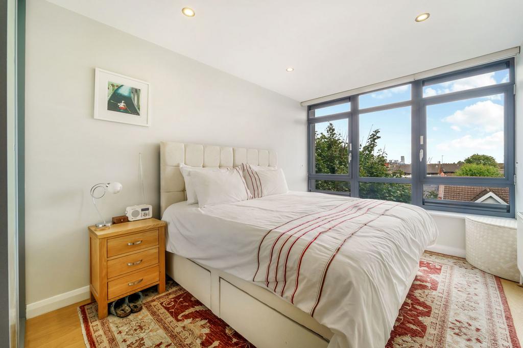 Larden Road, London W3 2 bed flat - £2,000 pcm (£462 pw)
