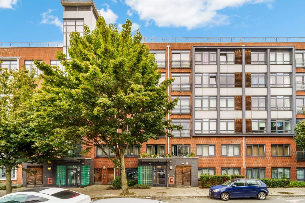 Larden Road, London W3 2 bed flat to rent - £2,000 pcm (£462 pw)