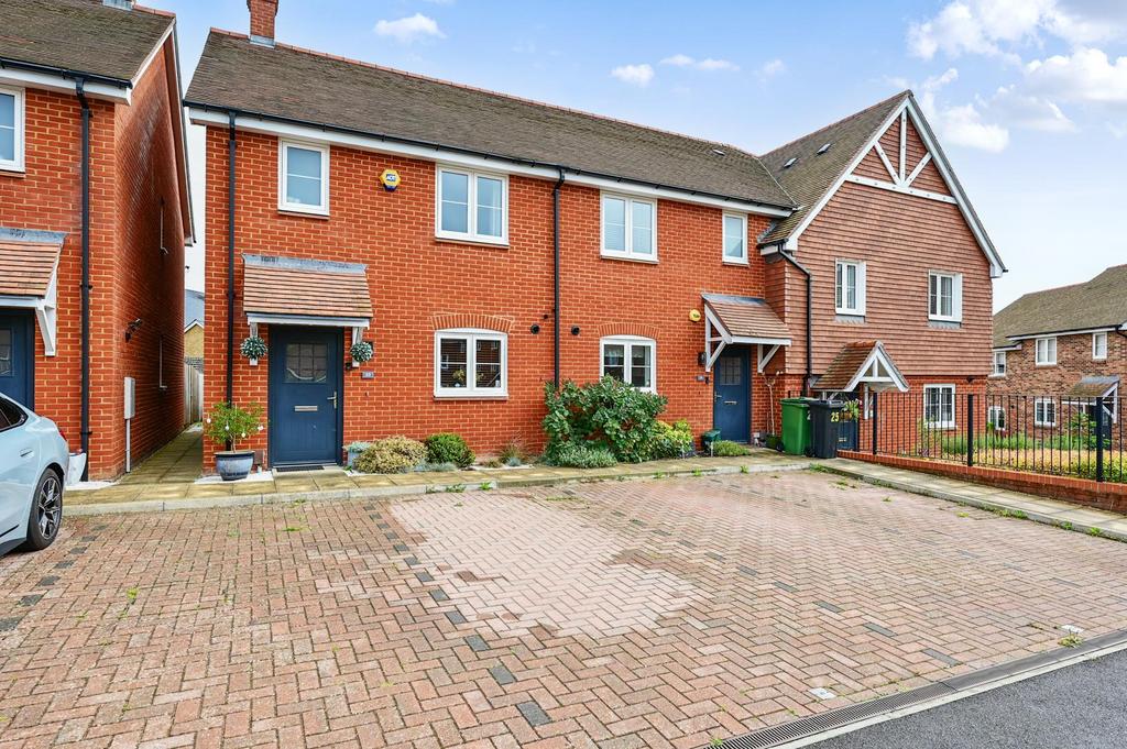 Appian Way, Basingstoke RG24 3 bed end of terrace house - £400,000