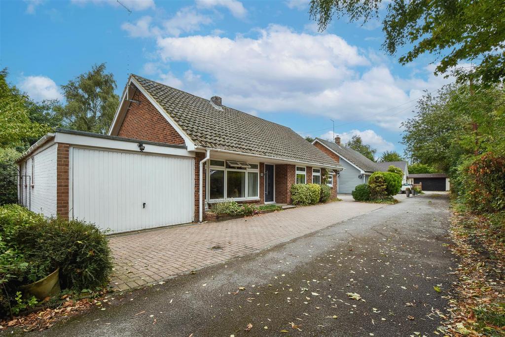 Dealtree Close, Hook End, Brentwood 3 bed detached bungalow for sale ...
