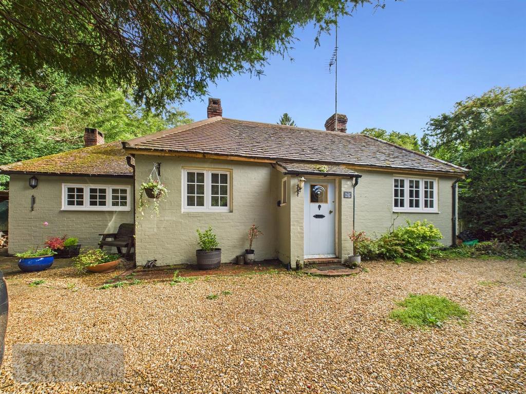 Wallage Lane, Rowfant 3 bed detached bungalow - £850,000