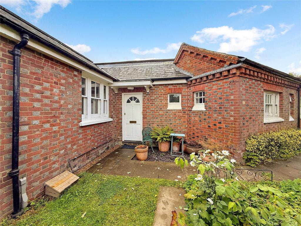 Chapelfields, Cuckfield, West Sussex... 1 bed apartment to rent - £ ...