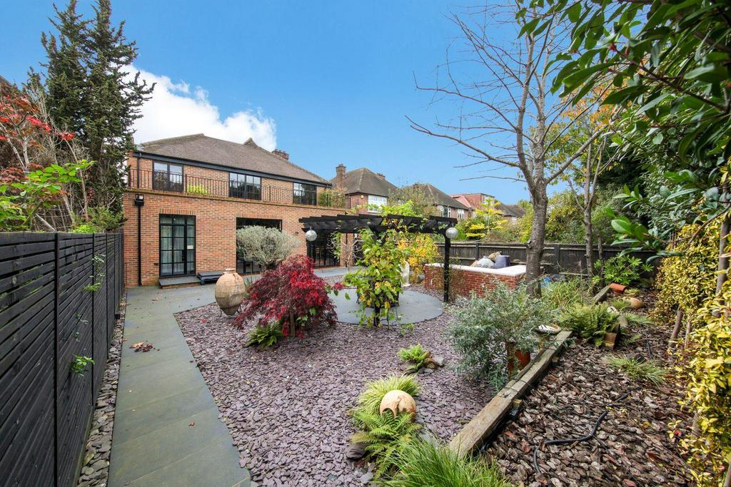 Oman Avenue, NW2 5 bed detached house to rent - £6,800 pcm (£1,569 pw)