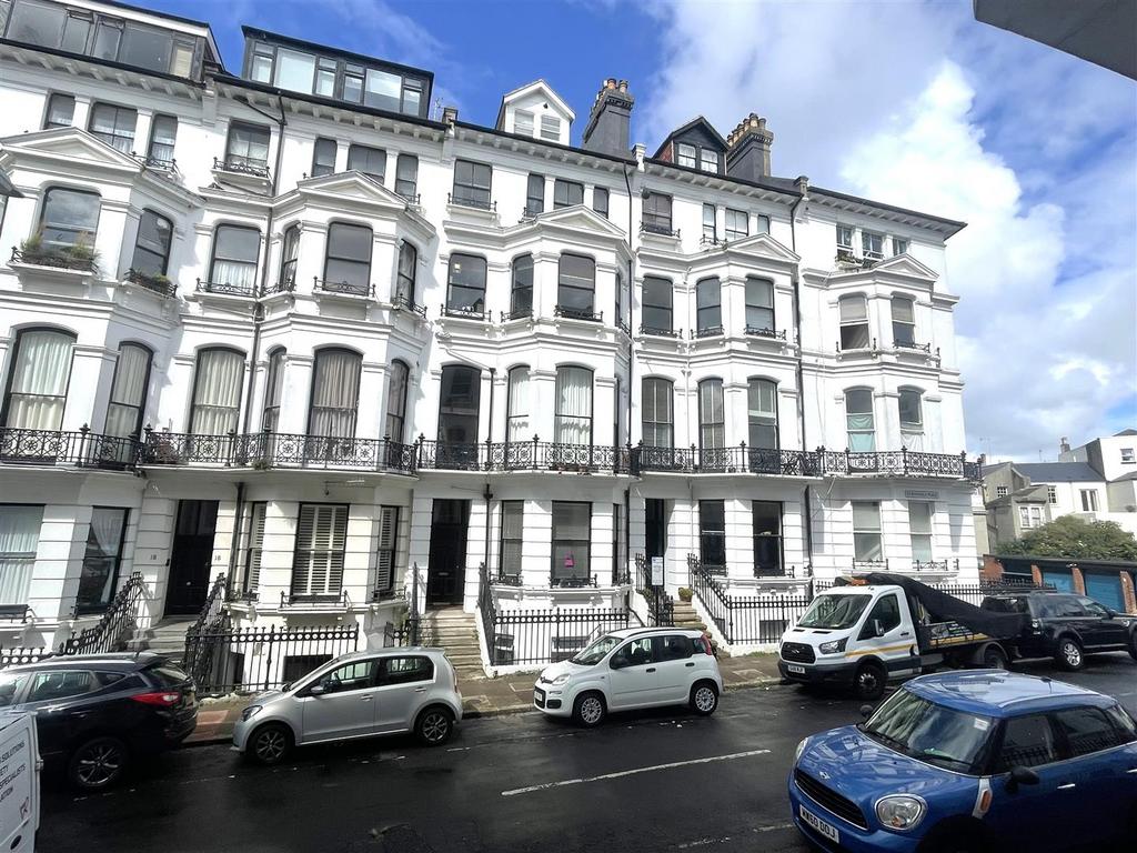 St. Michaels Place, Brighton BN1 2 bed flat - £1,650 pcm (£381 pw)