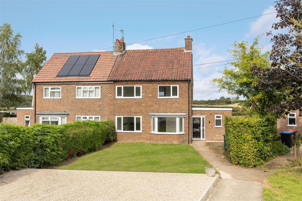 Chestnut Avenue, Welburn, York 3 bed house - £285,000