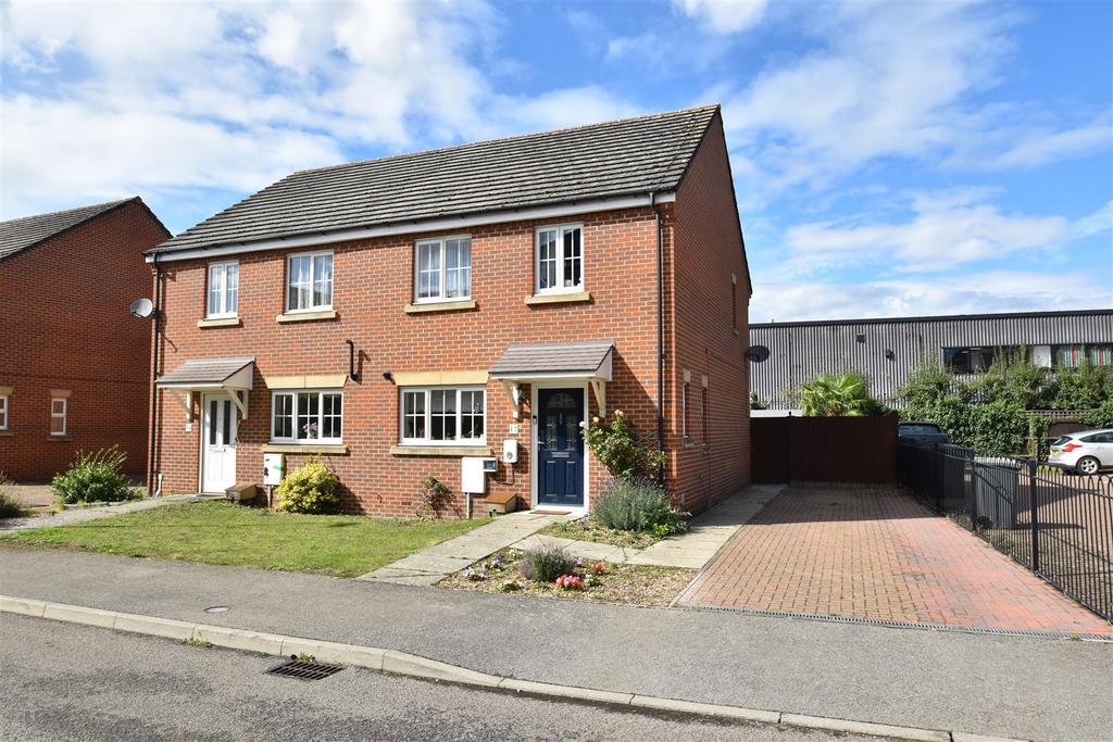 Jubilee Close, Henlow SG16 3 bed semi-detached house for sale - £400,000
