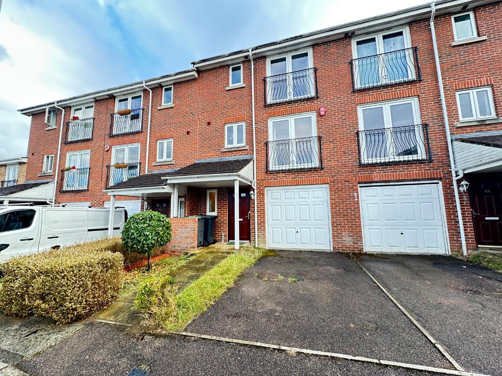 Primrose Close, Luton, Bedfordshire... 5 bed townhouse - £2,200 pcm (£ ...