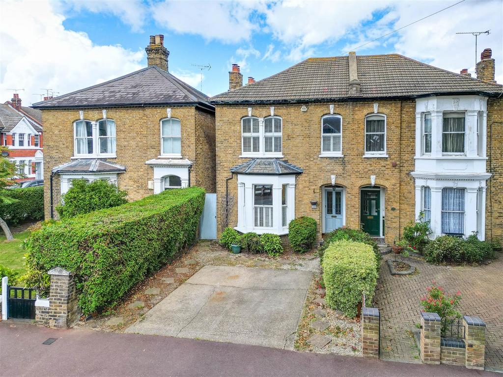 ALEXANDRA ROAD, Southend-On-Sea 3 bed semi-detached house for sale - £ ...