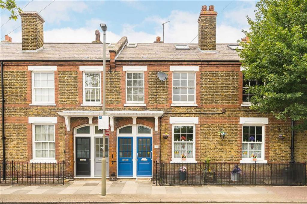 Sheepcote Lane, London SW11 3 bed flat for sale - £750,000