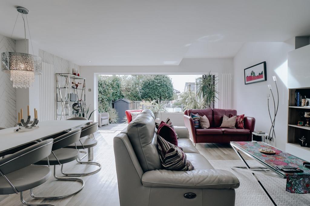 Ash Hill Close, Bushey, WD23 3 bed semi-detached house - £650,000