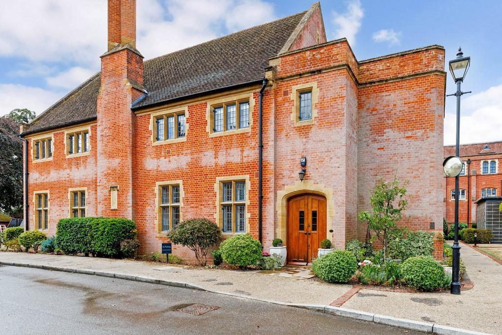 Abbey Gardens, Upper Woolhampton... 3 bed flat - £3,500 pcm (£808 pw)