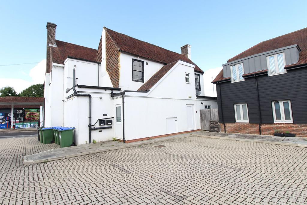 East Grinstead Road, Kings Court East... 1 bed flat to rent - £1,000 ...