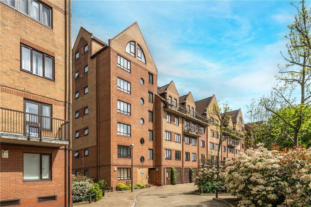 Tower Hamlets, London E14 1 bed flat - £1,600 pcm (£369 pw)