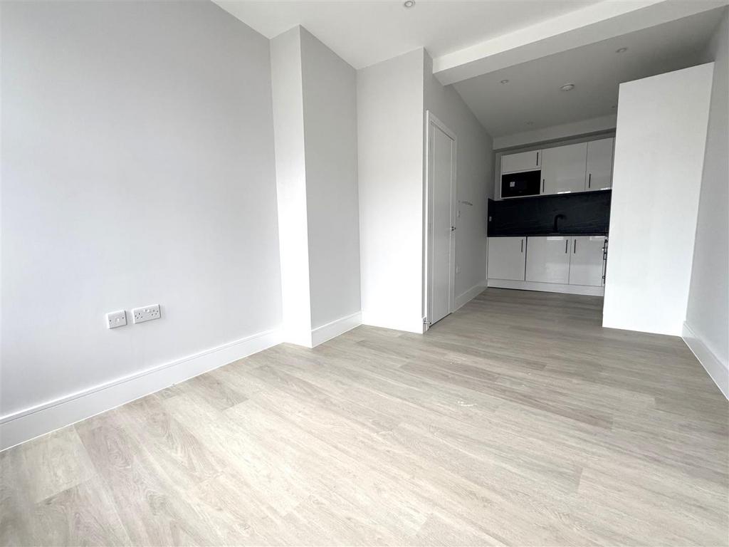 150 High Street, Beckenham BR3 2 bed flat to rent - £1,450 pcm (£335 pw)
