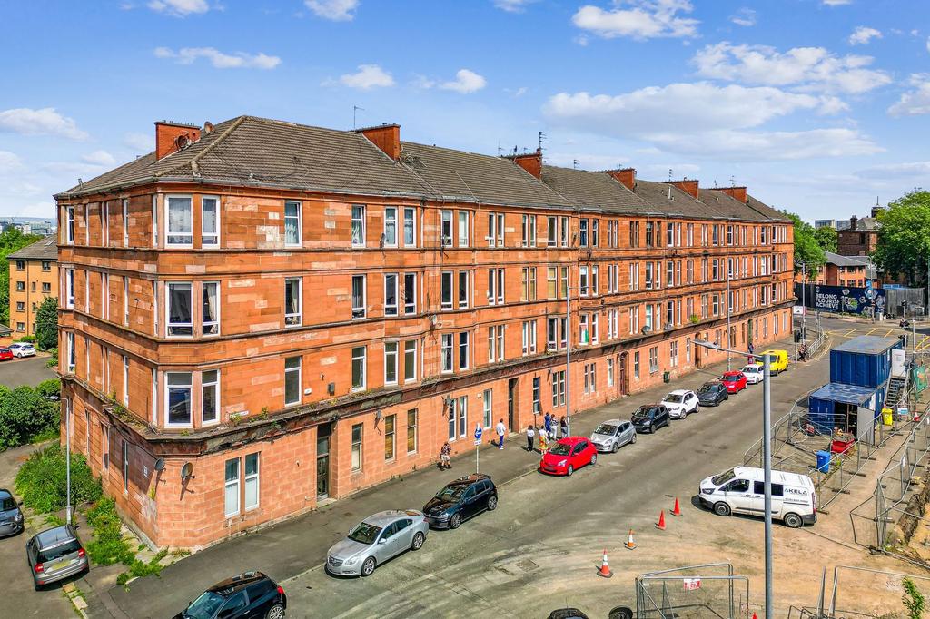 32 Nithsdale Drive, Flat 3/2... 2 bed flat - £169,000