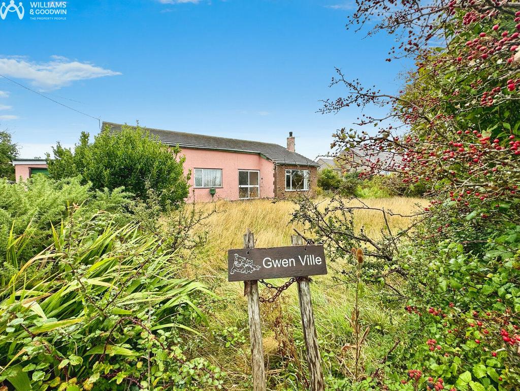 Gorad Road, Valley, Anglesey, LL65 3 bed bungalow - £250,000