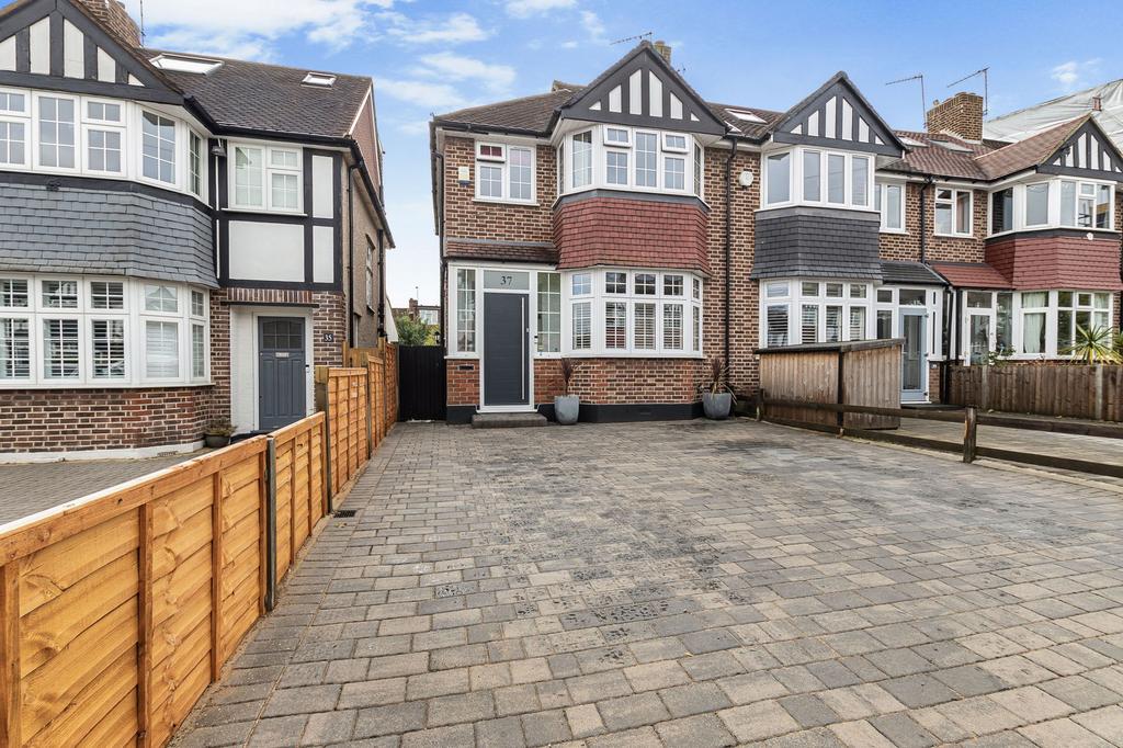 Devon Avenue, Twickenham TW2 3 bed end of terrace house for sale - £725,000