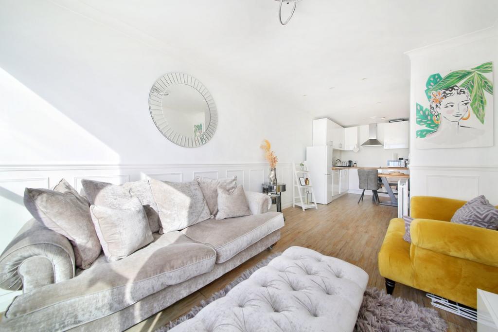 Wingate Square, London SW4 1 bed flat - £2,250 pcm (£519 pw)