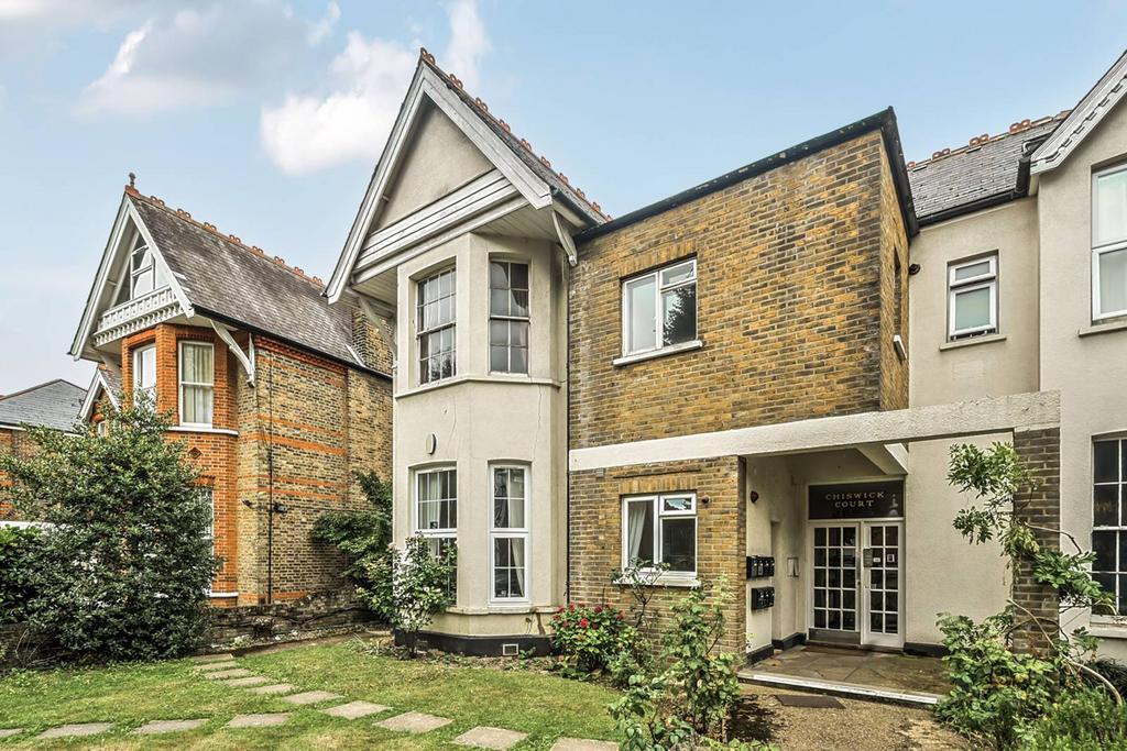 Madeley Road, Ealing Broadway... 2 bed flat to rent - £3,000 pcm (£692 pw)