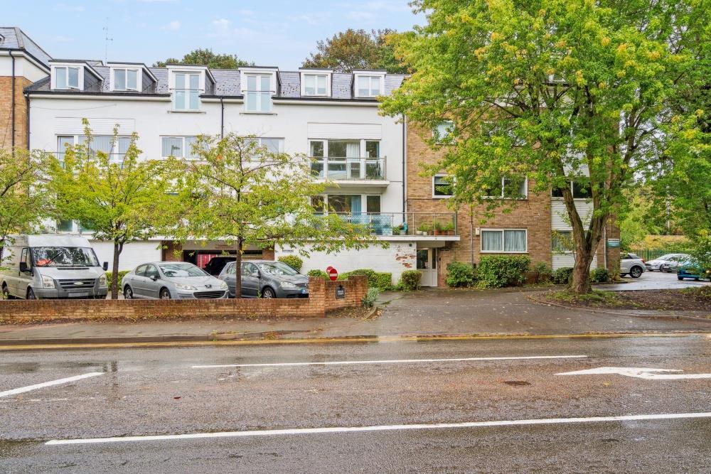 Watling Street, Radlett WD7 2 bed flat - £1,450 pcm (£335 pw)