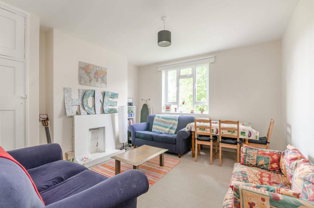 Fulham Palace Road, Bishop's Park... 2 bed flat to rent - £4,117 pcm (£ ...