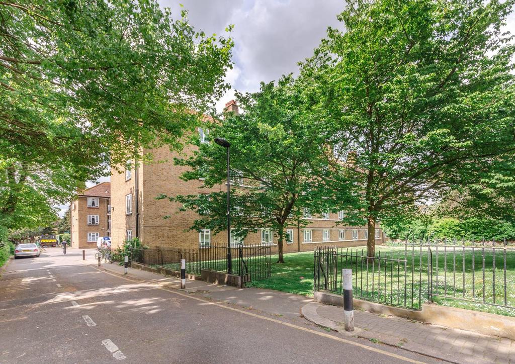 Fulham Palace Road, Bishop's Park... 2 bed flat - £2,167 pcm (£500 pw)