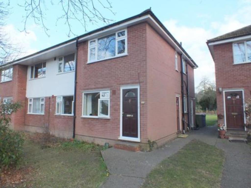 Prospect Road, Farnborough GU14 2 bed maisonette to rent - £1,200 pcm ...