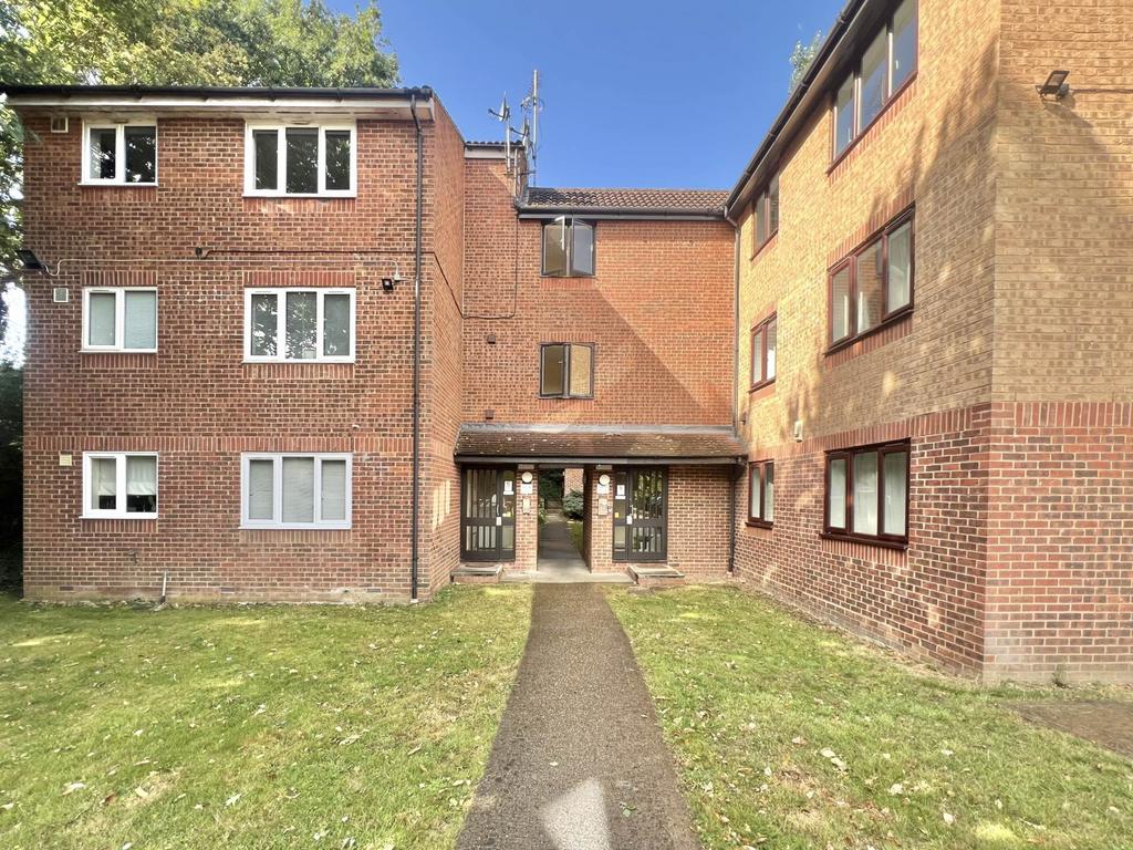 Latimer Drive, Hornchurch RM12 1 bed flat to rent - £1,250 pcm (£288 pw)