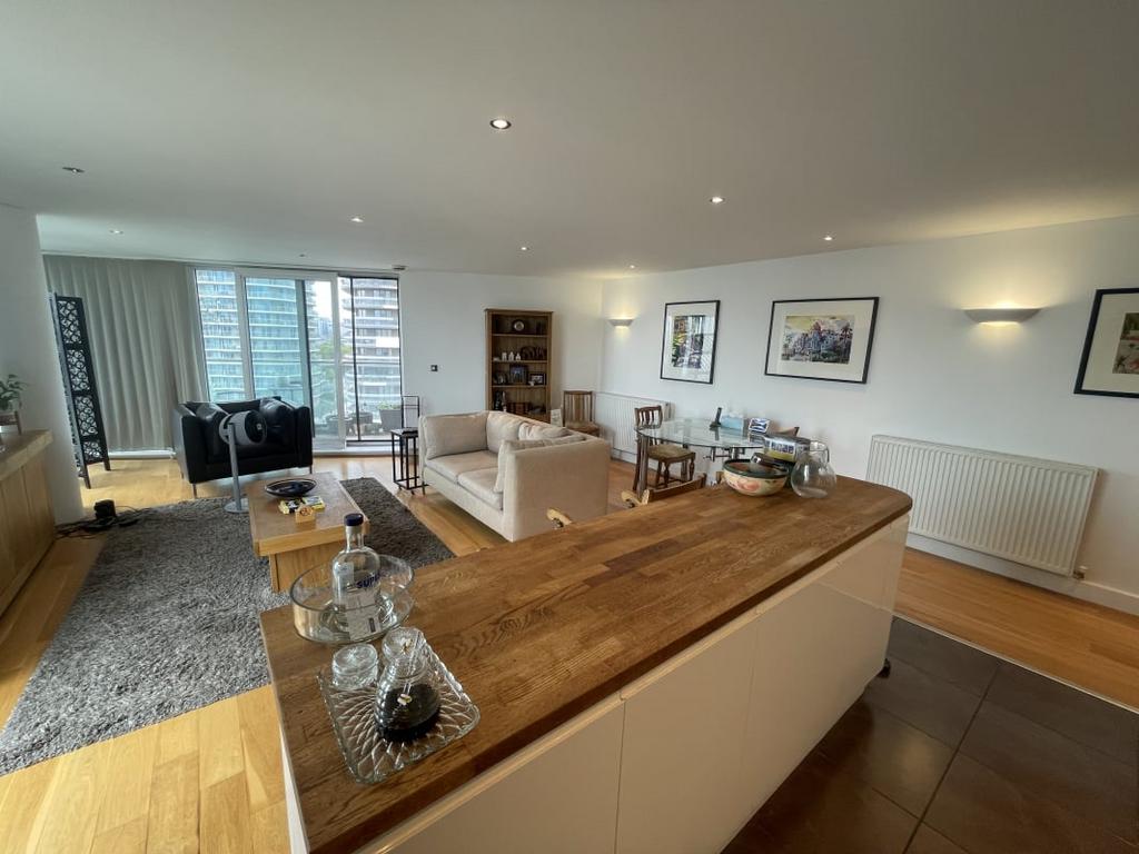 London E16 1BW 3 bed flat - £700,000