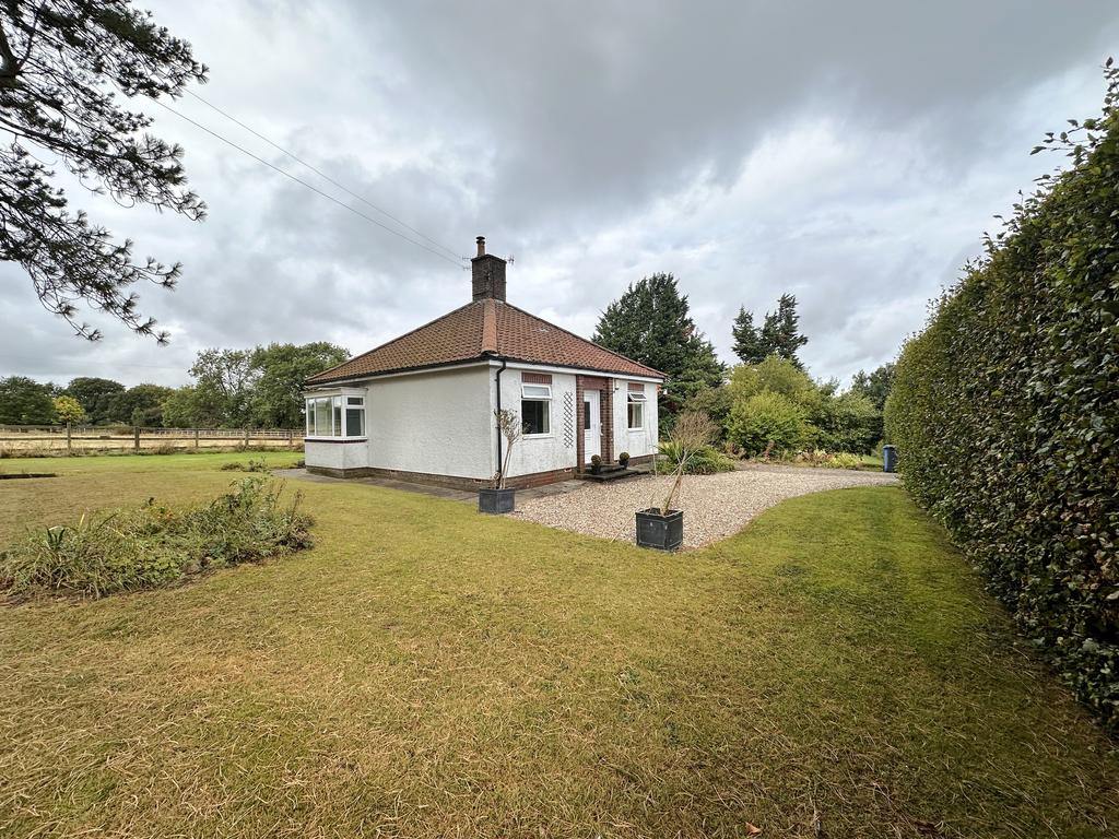 Hawkwell NE18 2 bed detached bungalow - £1,200 pcm (£277 pw)