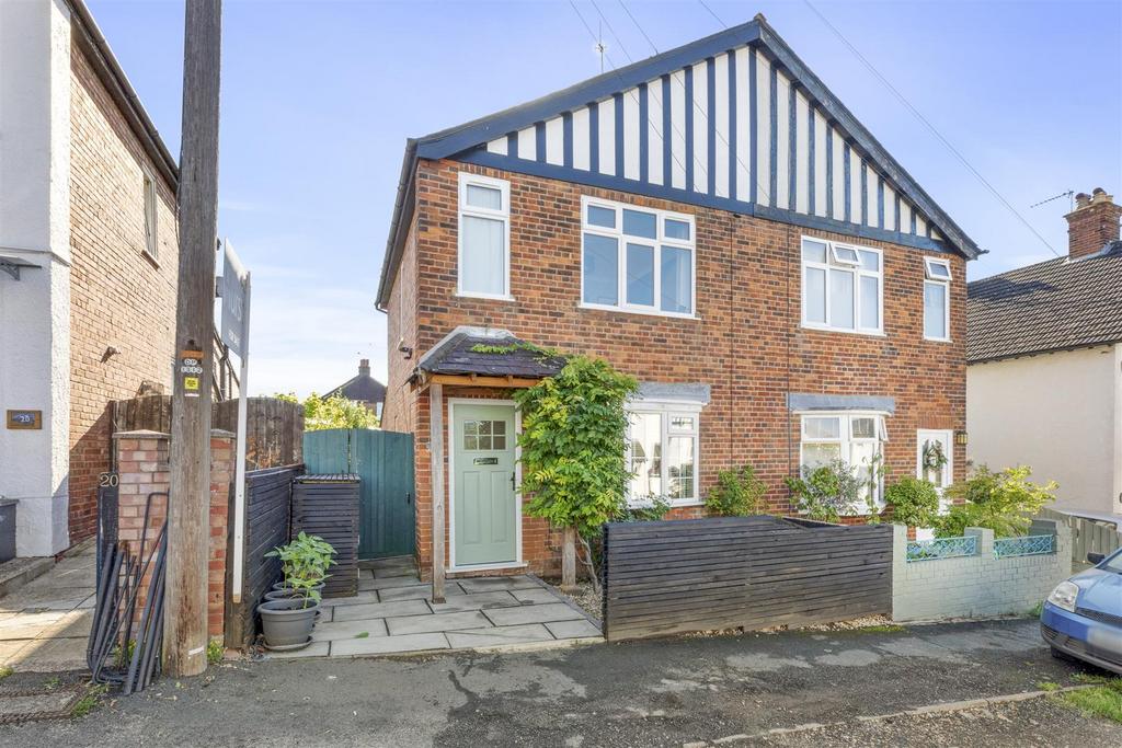 Cromwell Road, High Wycombe HP13 2 bed semi-detached house - £400,000