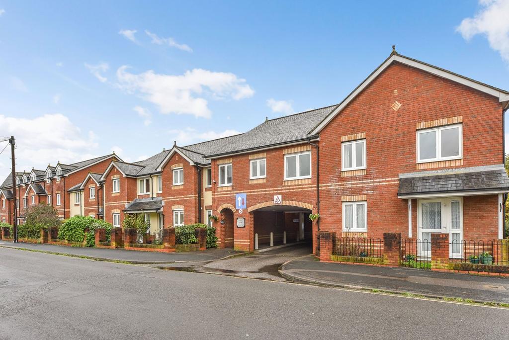 Ackender Road, Alton 1 bed flat - £860 pcm (£198 pw)