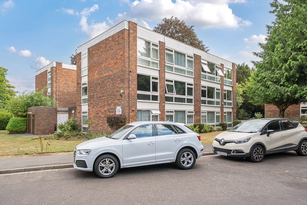 Moat Court, Shaw Close, Ottershaw, KT16 2 bed flat for sale - £260,000
