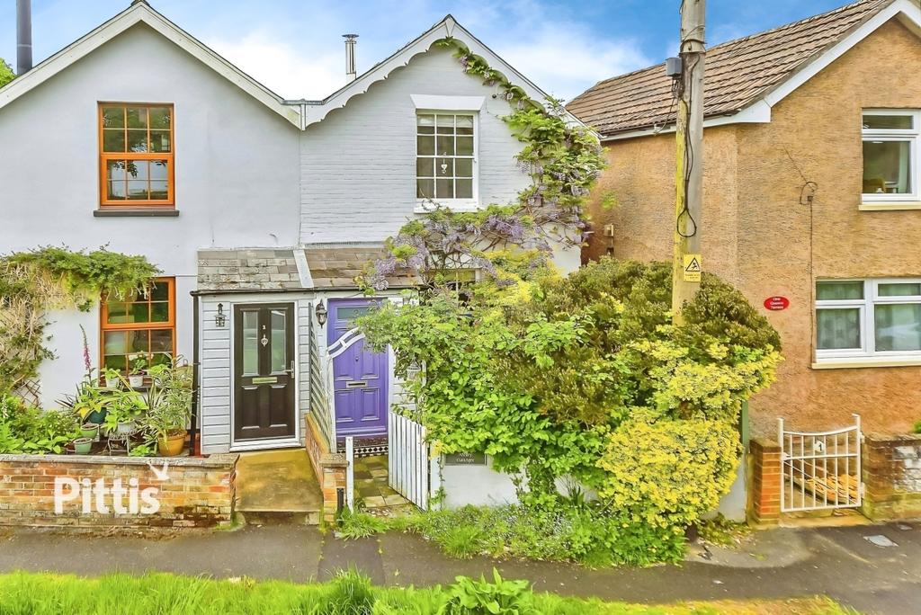 Queens Road Freshwater PO40 2 bed semi-detached house - £975 pcm (£225 pw)