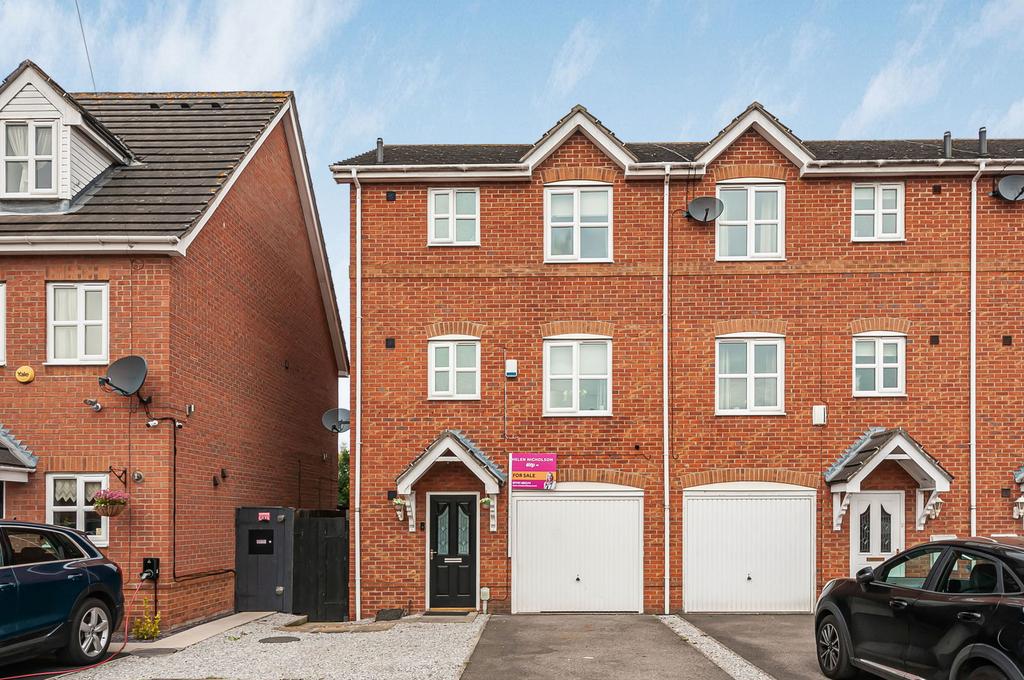 Briarwood Close, Hull HU7 3 bed end of terrace house - £155,000
