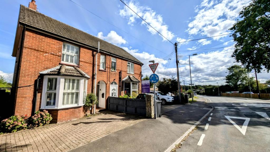 Liphook Road, Bordon GU35 3 bed semi-detached house - £399,950