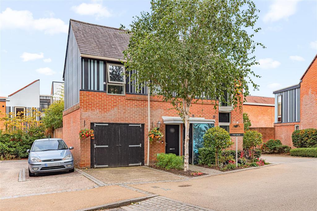 Canopy Lane, Newhall, Harlow 4 bed detached house - £525,000
