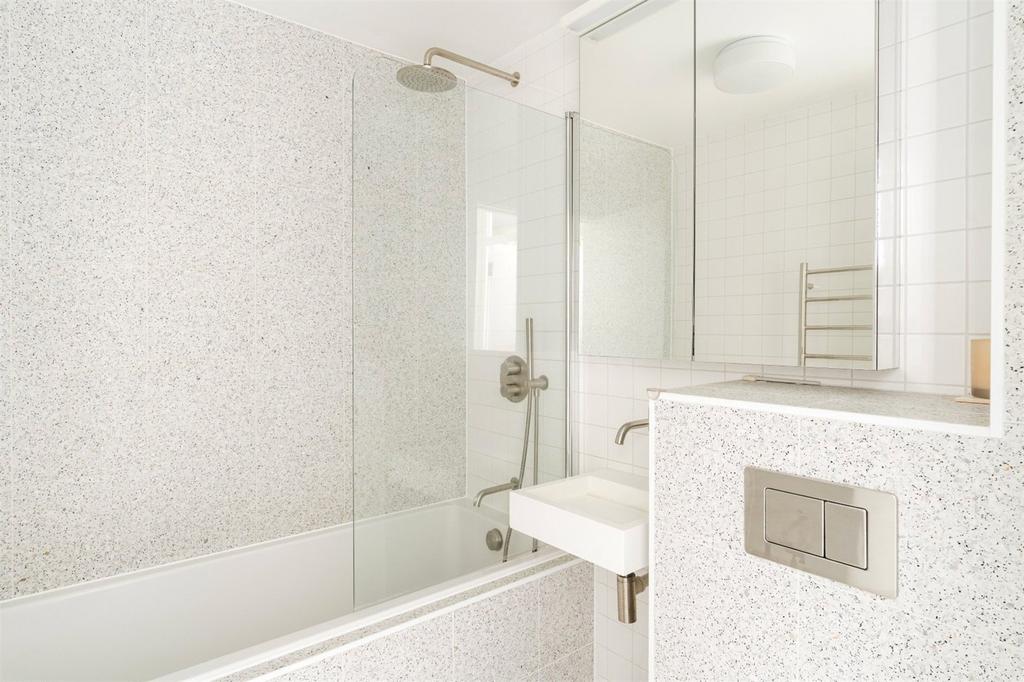 St Matthew's Row, London E2 4 bed terraced house - £4,250 pcm (£981 pw)