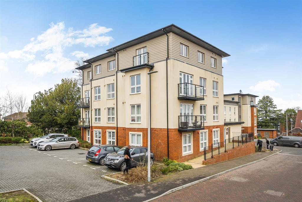Bailey Place, Crowborough 2 bed apartment - £1,200 pcm (£277 pw)
