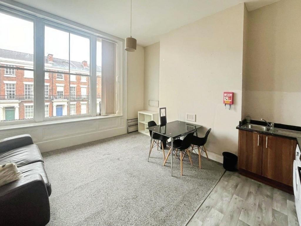 Huskinson Street, Liverpool, L8 7LS 2 bed flat - £1,195 pcm (£276 pw)