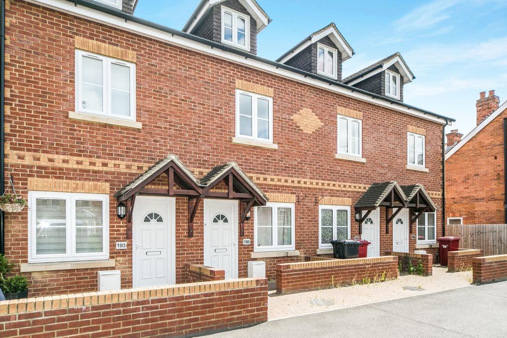 Basingstoke Road, Reading, RG2 3 bed terraced house - £1,650 pcm (£381 pw)
