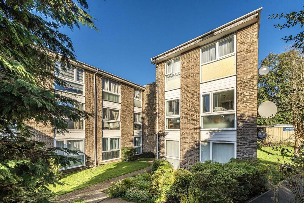Oakley Close, Isleworth TW7 2 bed flat - £1,695 pcm (£391 pw)