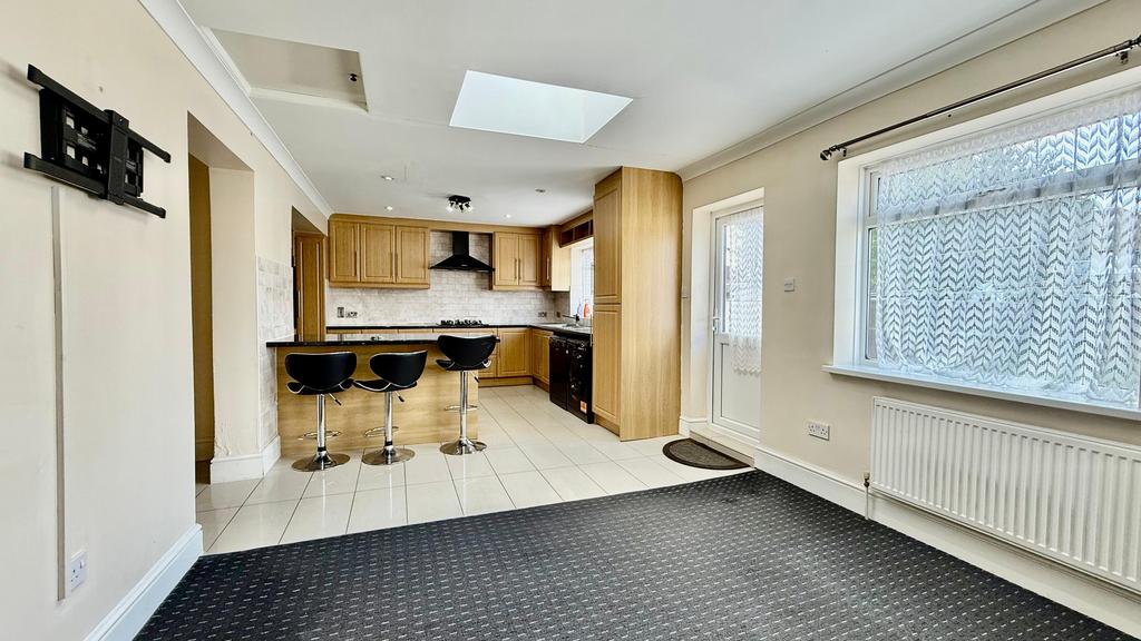 Heston Road, Hounslow, TW5 0QP 4 bed semi-detached house - £3,200 pcm ...