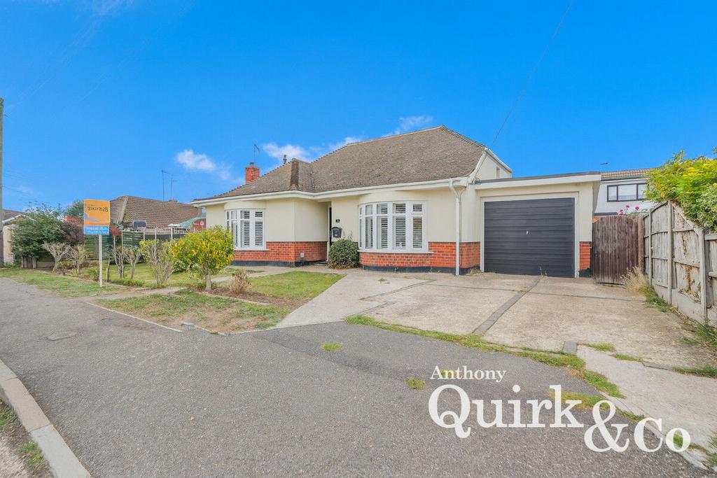 Laars Avenue, Canvey Island, SS8 4 bed detached bungalow - £460,000