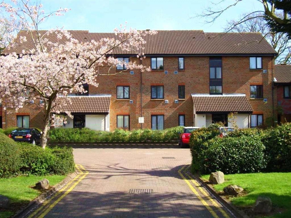 Braybourne Drive, Isleworth 2 bed apartment - £1,650 pcm (£381 pw)