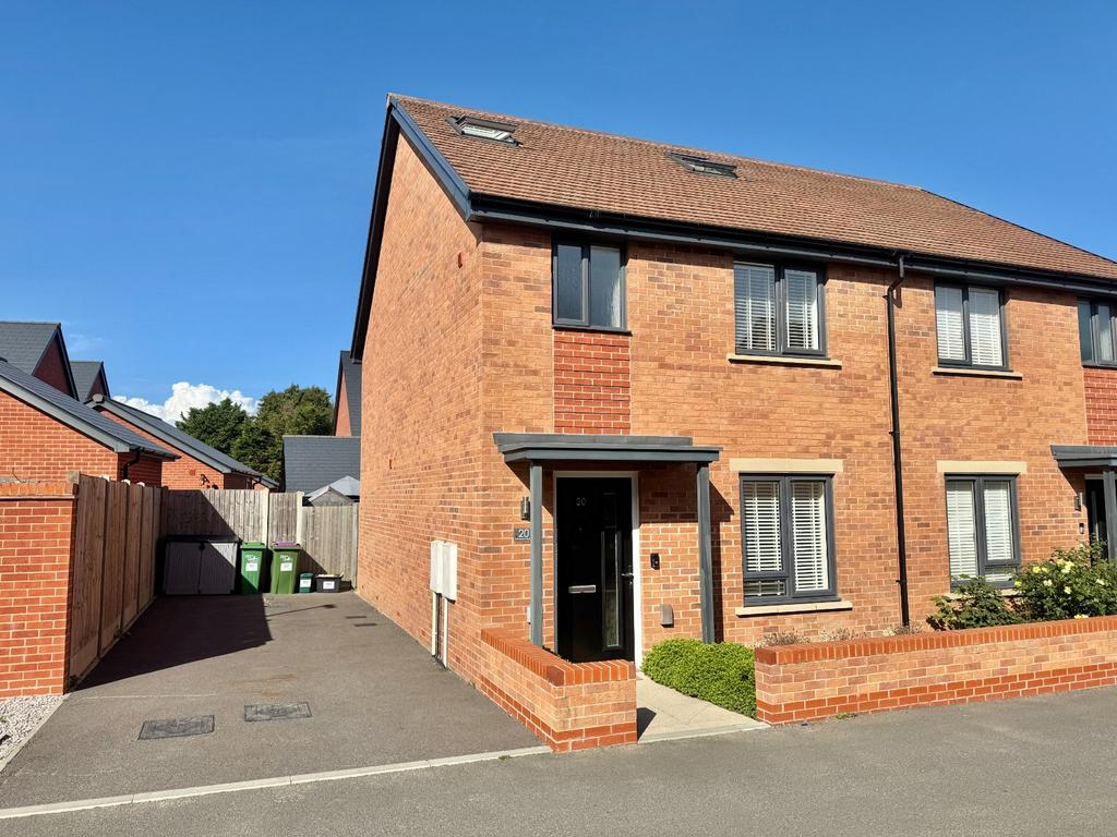 Dragoon Place, Kent CT20 4 bed semi-detached house - £360,000
