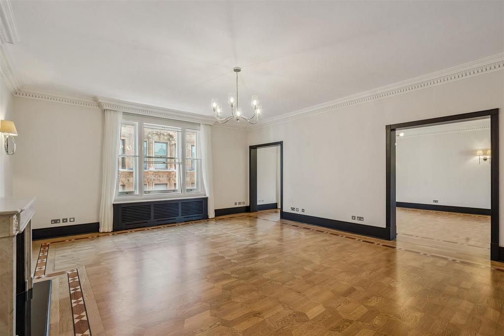 Hans Court, Knightsbridge, SW3 5 bed apartment - £25,783 pcm (£5,950 pw)