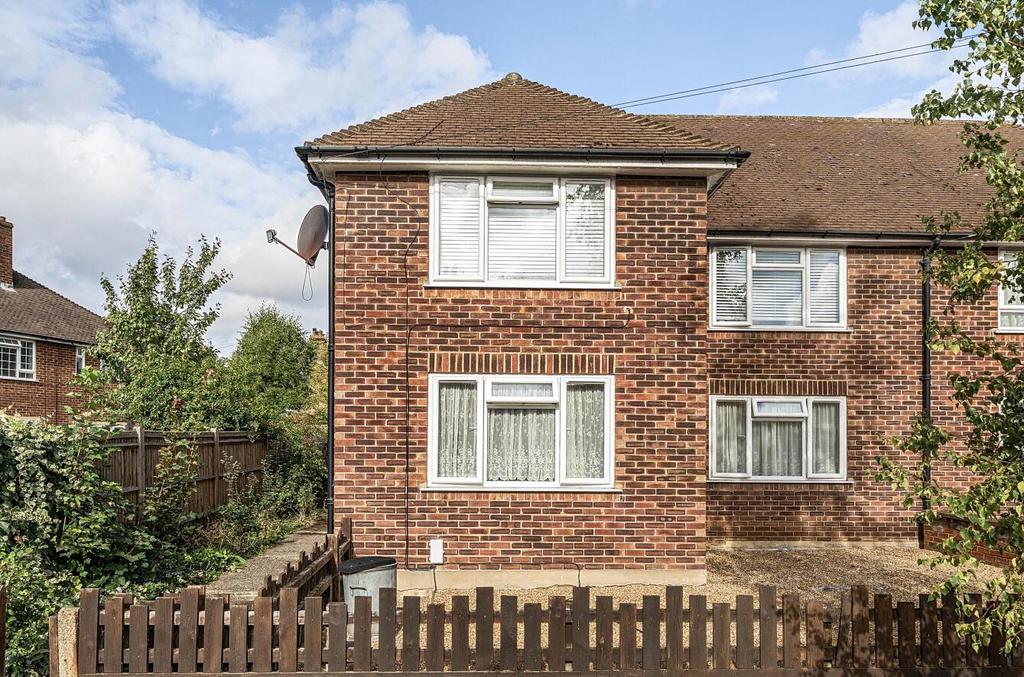 Tennyson Road, London 2 bed maisonette - £400,000