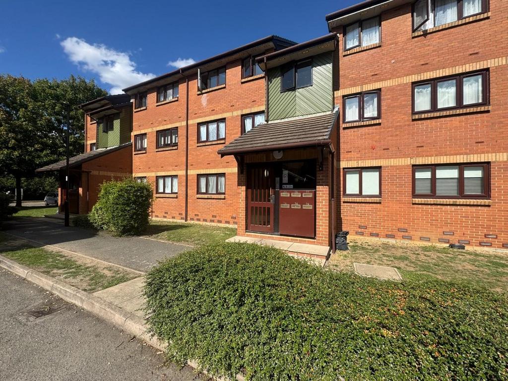 Maltby Drive, Enfield, EN1 Area 2 bed flat to rent - £1,800 pcm (£415 pw)