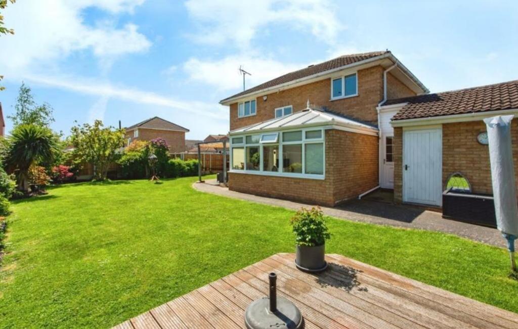 Medlar Road, Grays, London, RM17 6TU 4 bed detached house - £2,396 pcm ...
